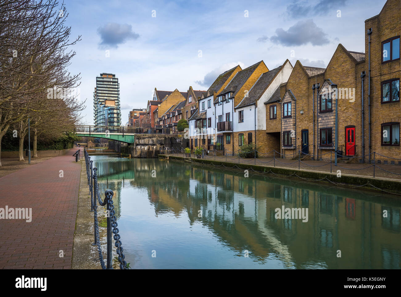 Wapping canal hi-res stock photography and images - Alamy