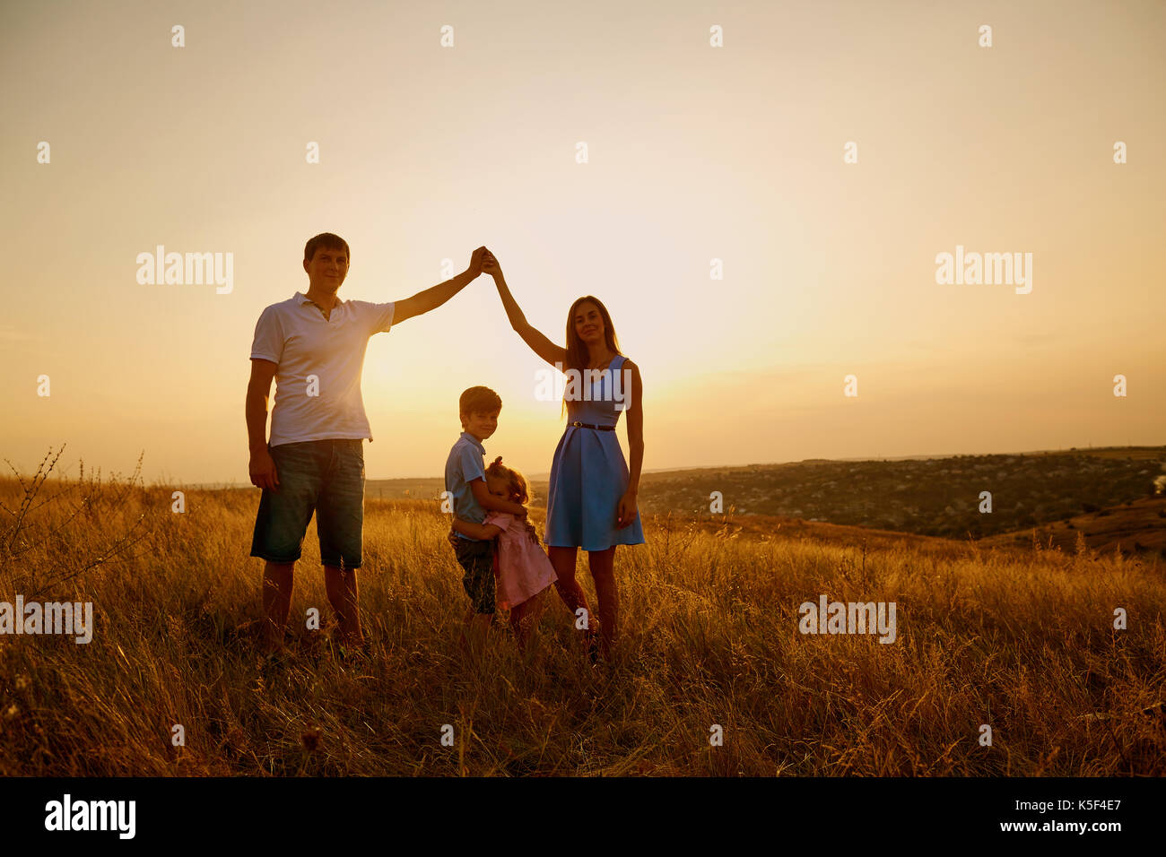 Family in sunset silhouette hi-res stock photography and images - Alamy