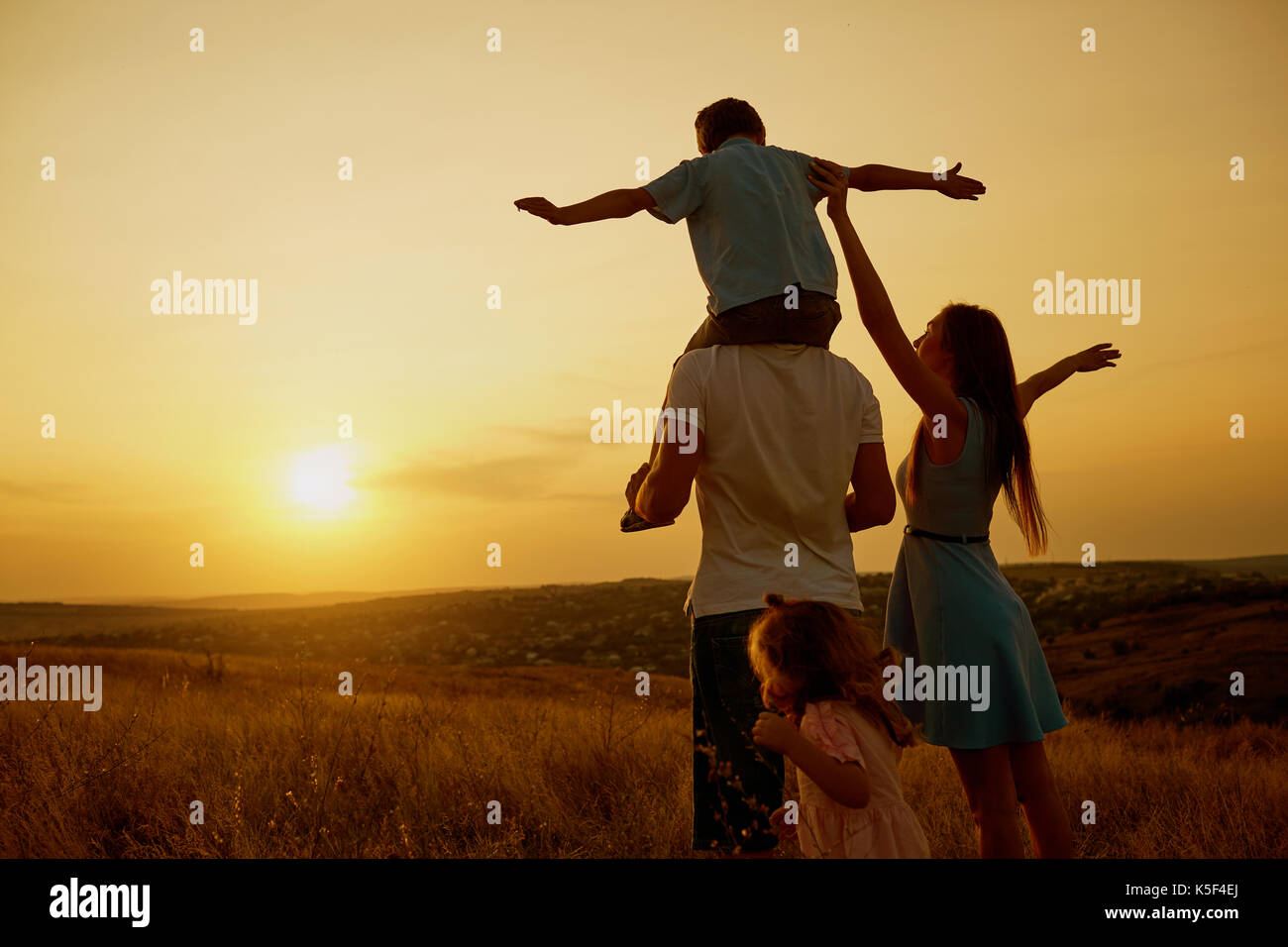 Family in sunset silhouette hi-res stock photography and images - Alamy