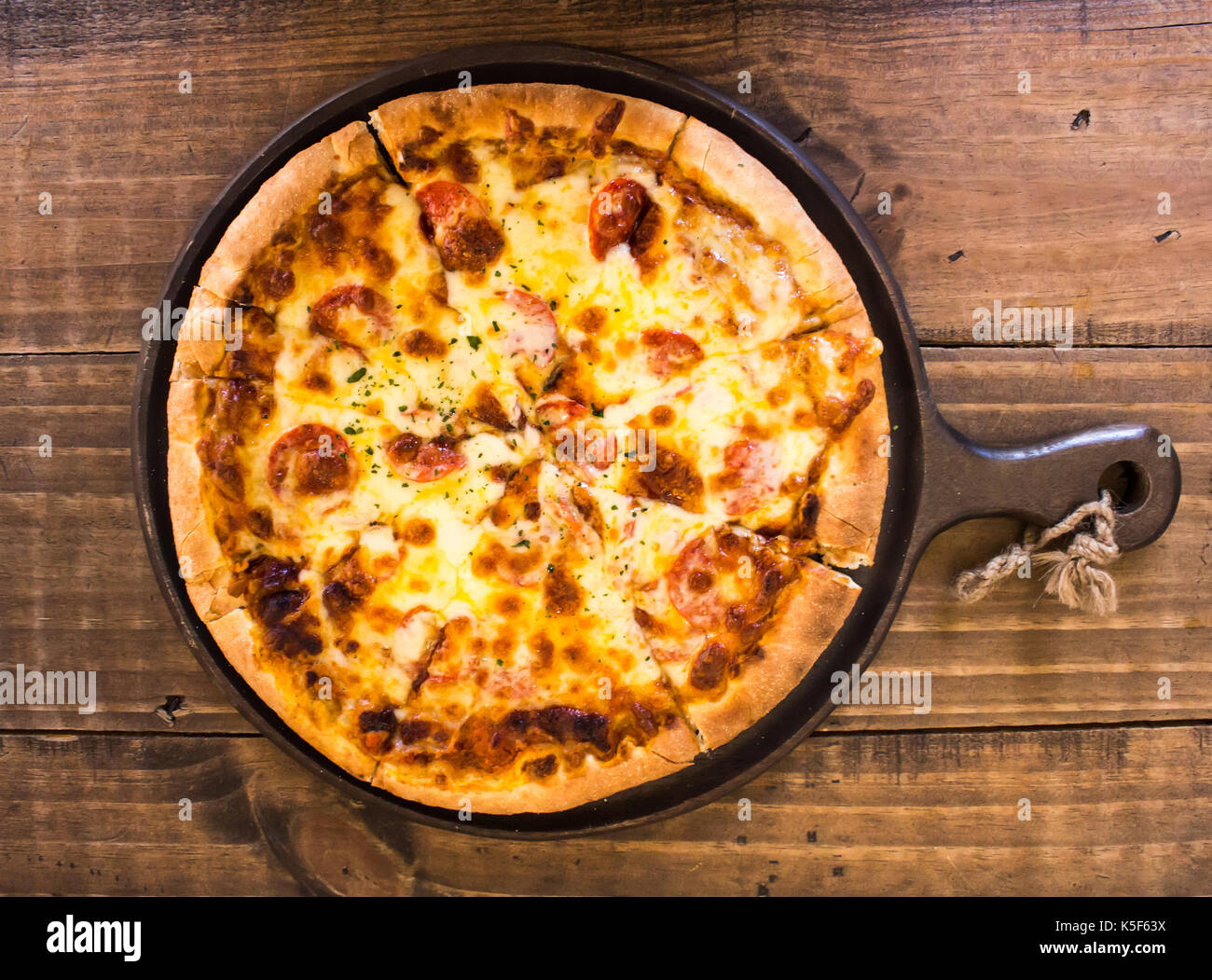 Round pepperoni pizza hi-res stock photography and images - Alamy