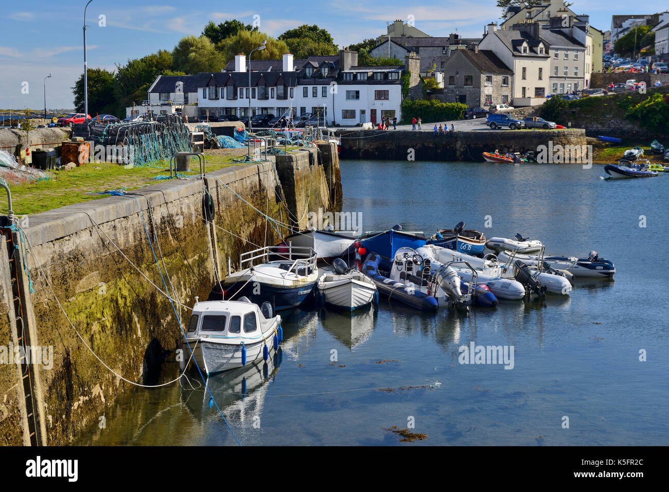 Roundstone village ireland irish hi-res stock photography and images ...