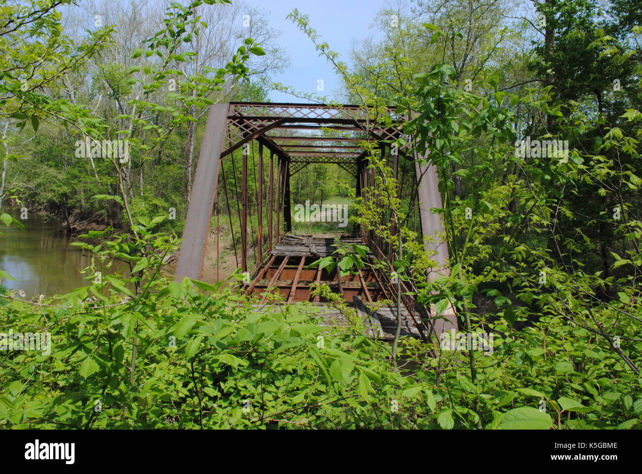 Abandoned steel bridge hi-res stock photography and images - Alamy