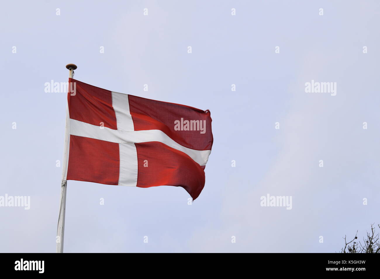 Henne Strand, Denmark. 16th Aug, 2017. The Danish flag (Danish: Dannebrog) flies in Henne Strand ...