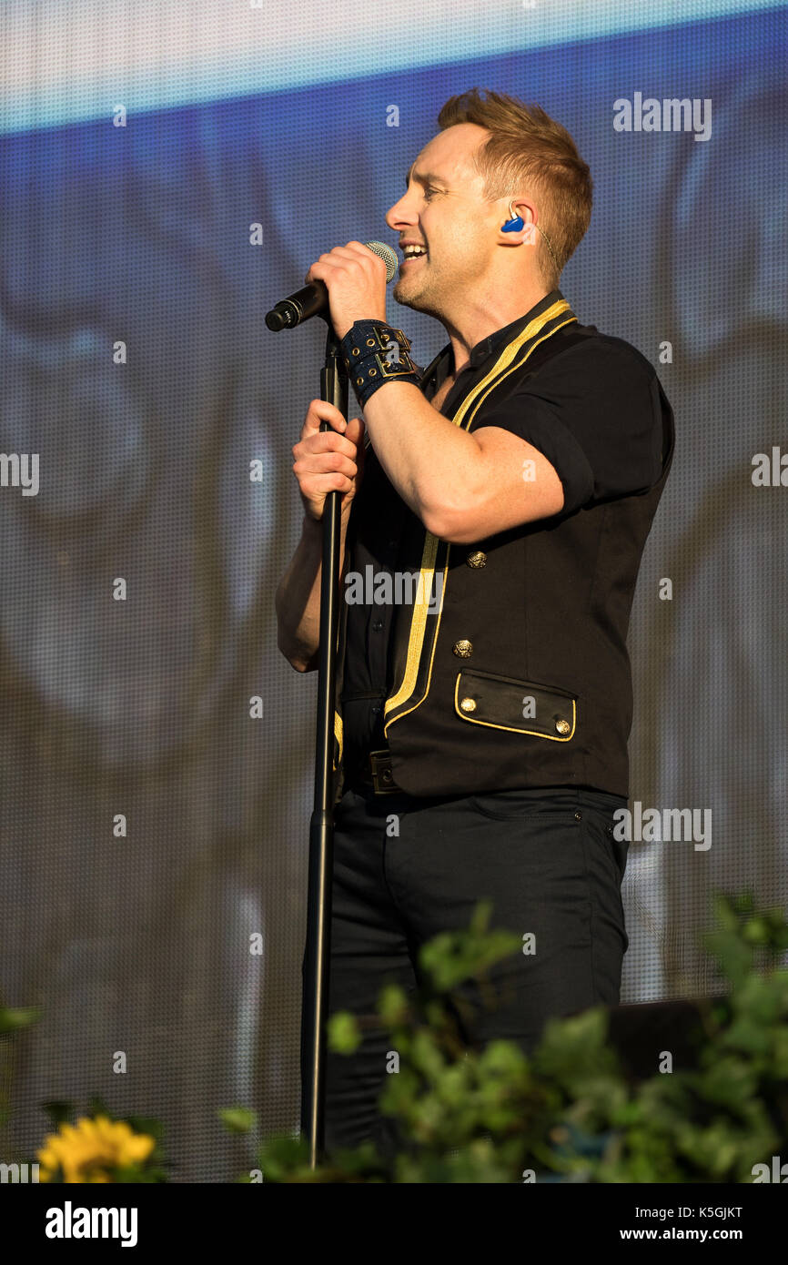 Lisa scott lee steps during hi-res stock photography and images - Alamy