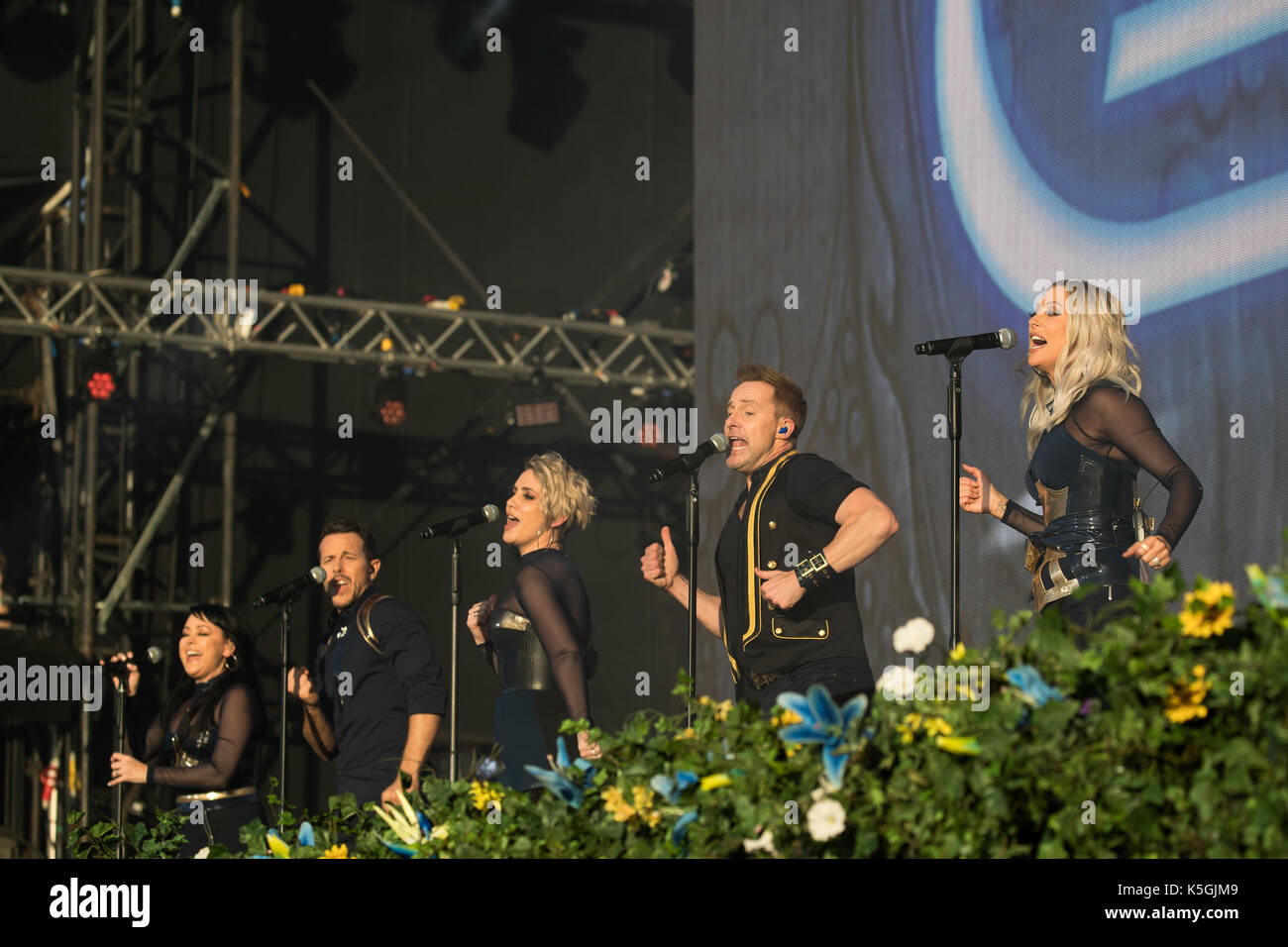 Lisa scott lee steps during hi-res stock photography and images - Alamy