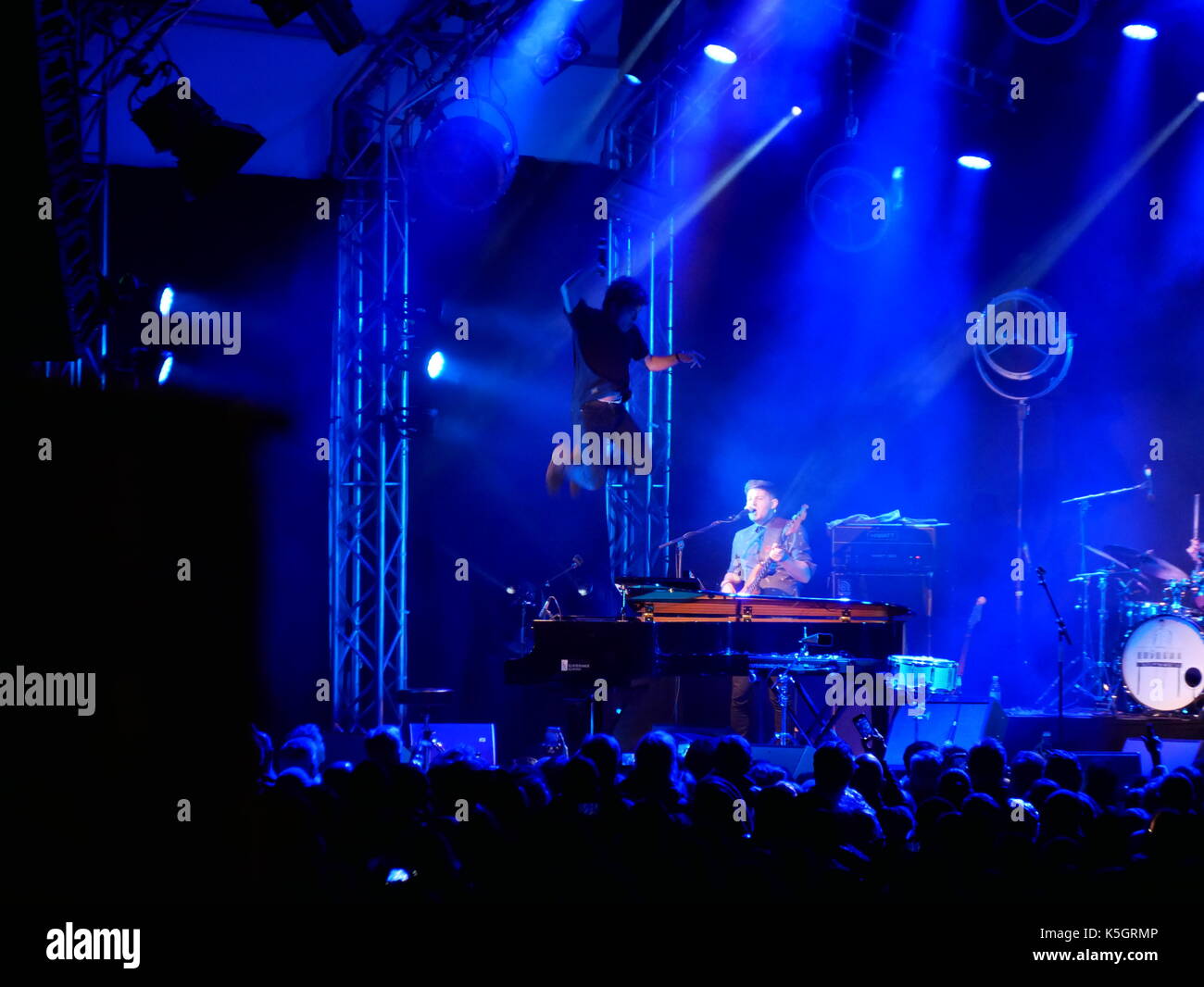 Singer stage jumping hi-res stock photography and images - Alamy