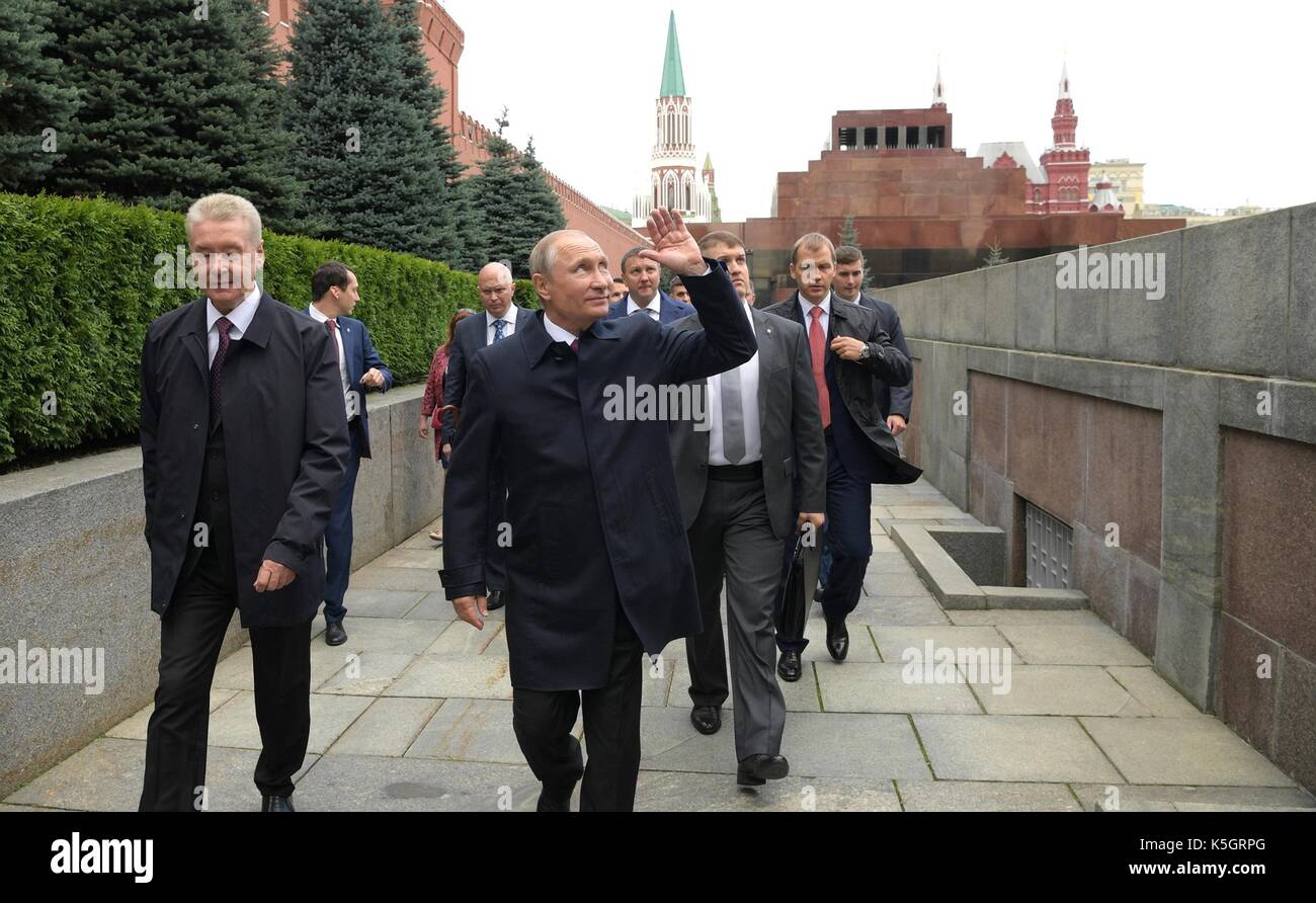 Russian president vladimir putin waves hi-res stock photography and ...