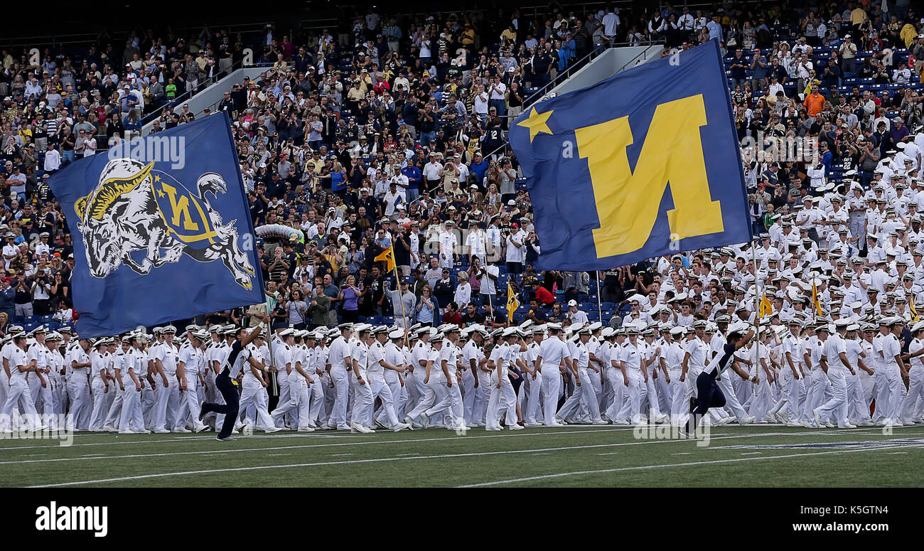 Navy midshipmen cheerleaders hi-res stock photography and images - Alamy
