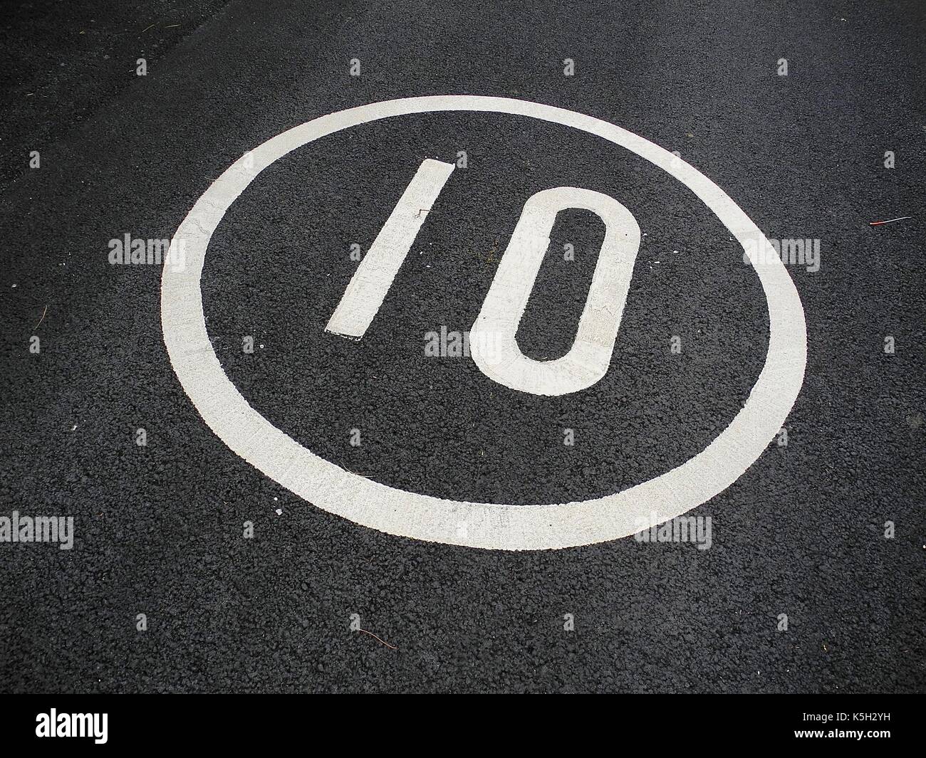 10 mph limit hi-res stock photography and images - Alamy