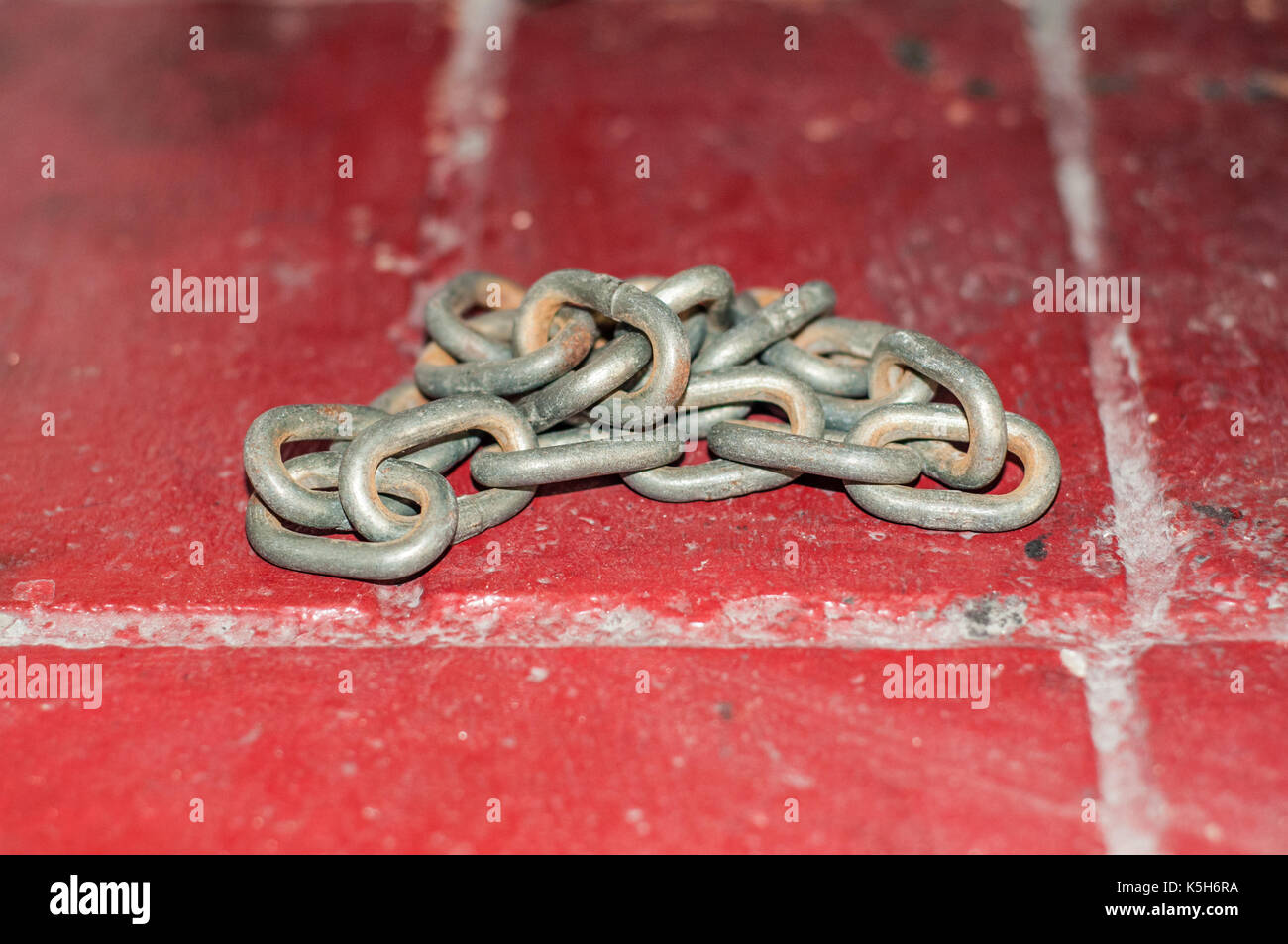 chain on a red brick wall Stock Photo - Alamy