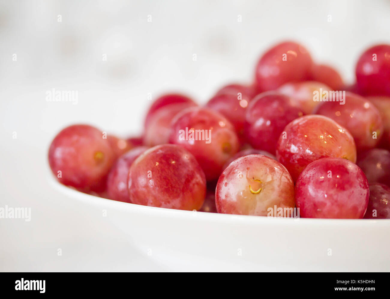 Red grapes fruit hi-res stock photography and images - Alamy