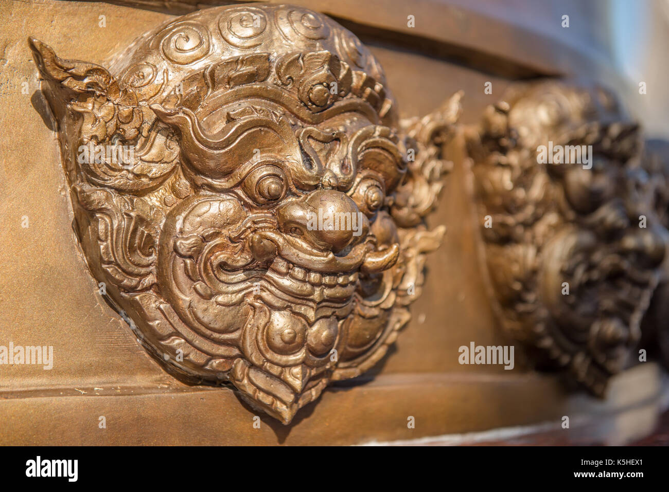 Golden demon guardian statue hi-res stock photography and images - Alamy