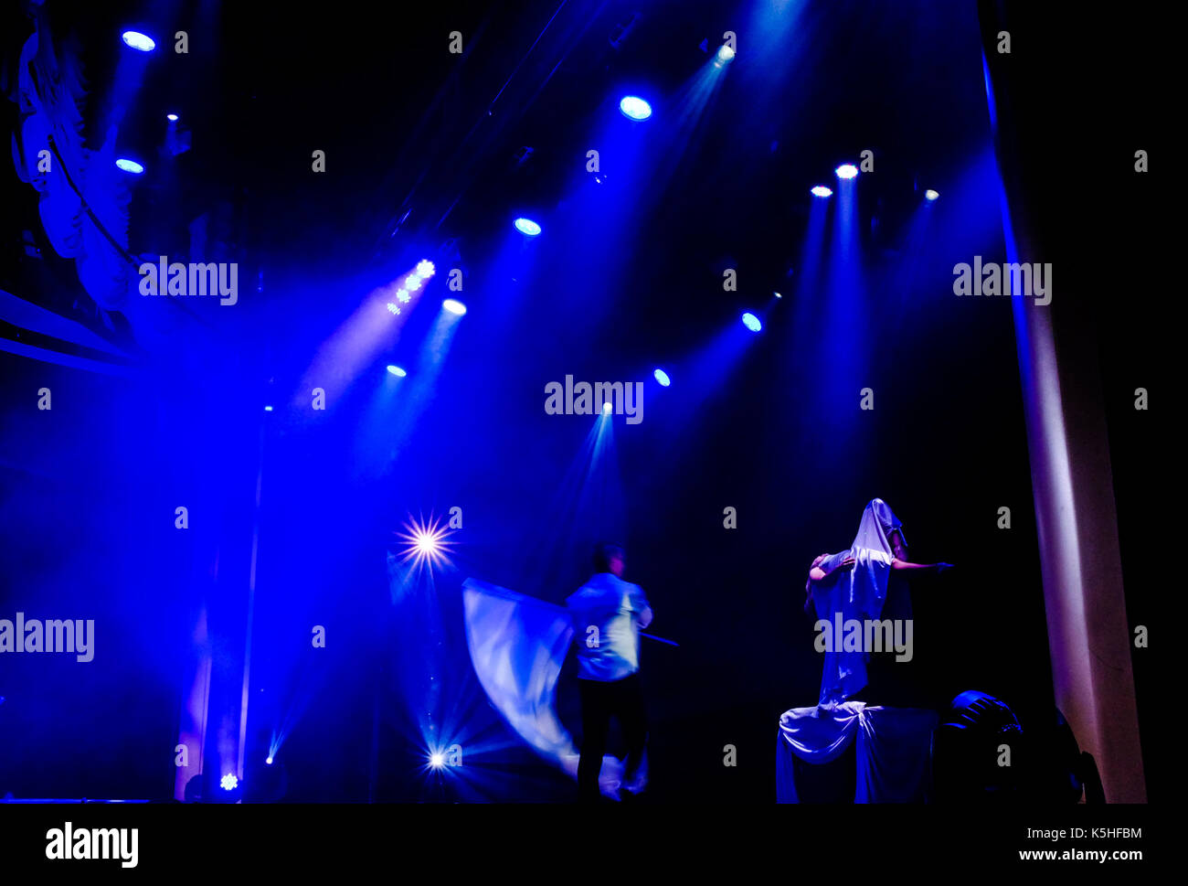 Magic show levitation hi-res stock photography and images - Alamy
