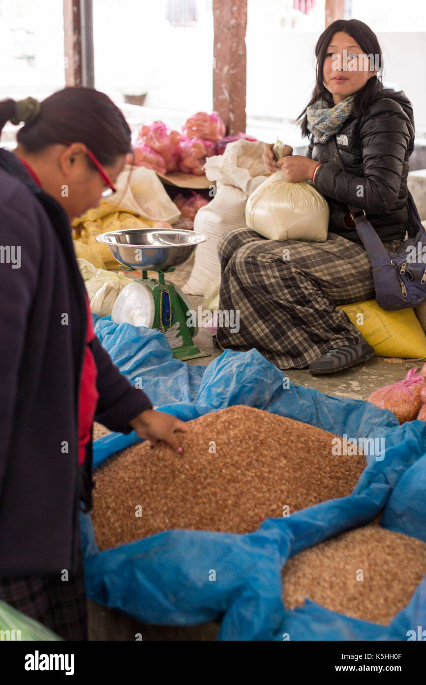Thimphu weekend market hi-res stock photography and images - Alamy