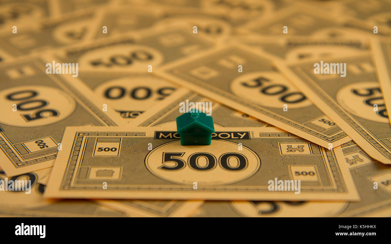 Monopoly game house money hi-res stock photography and images - Alamy