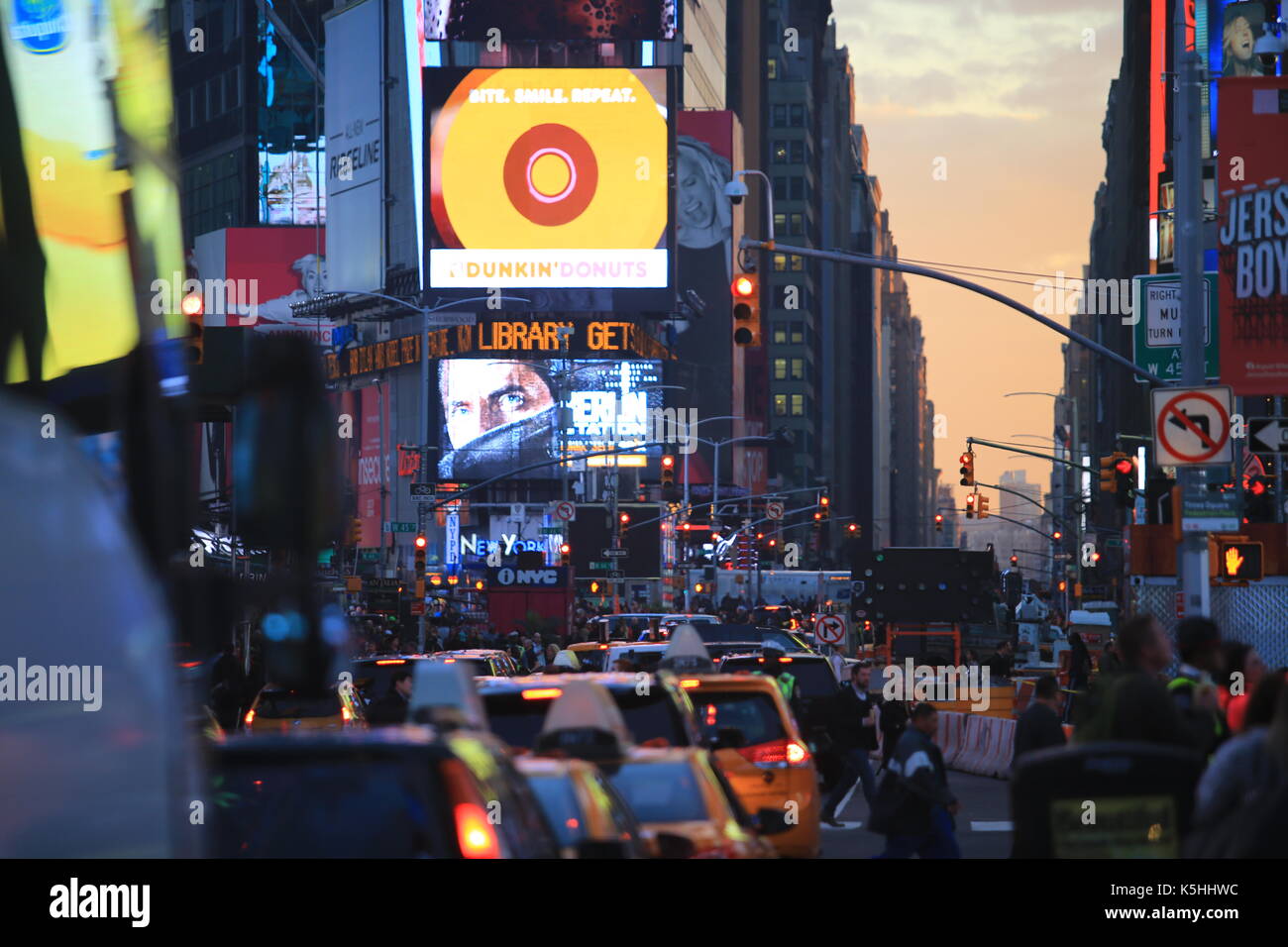Crowd scenes hi-res stock photography and images - Alamy