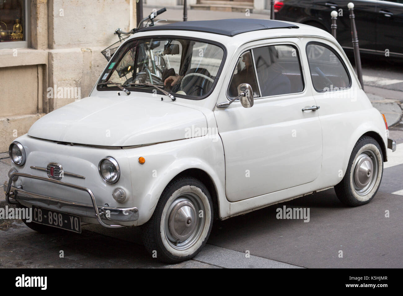 Vintage Fiat 500 in the street in the 7th Arrondissement of Paris Stock ...