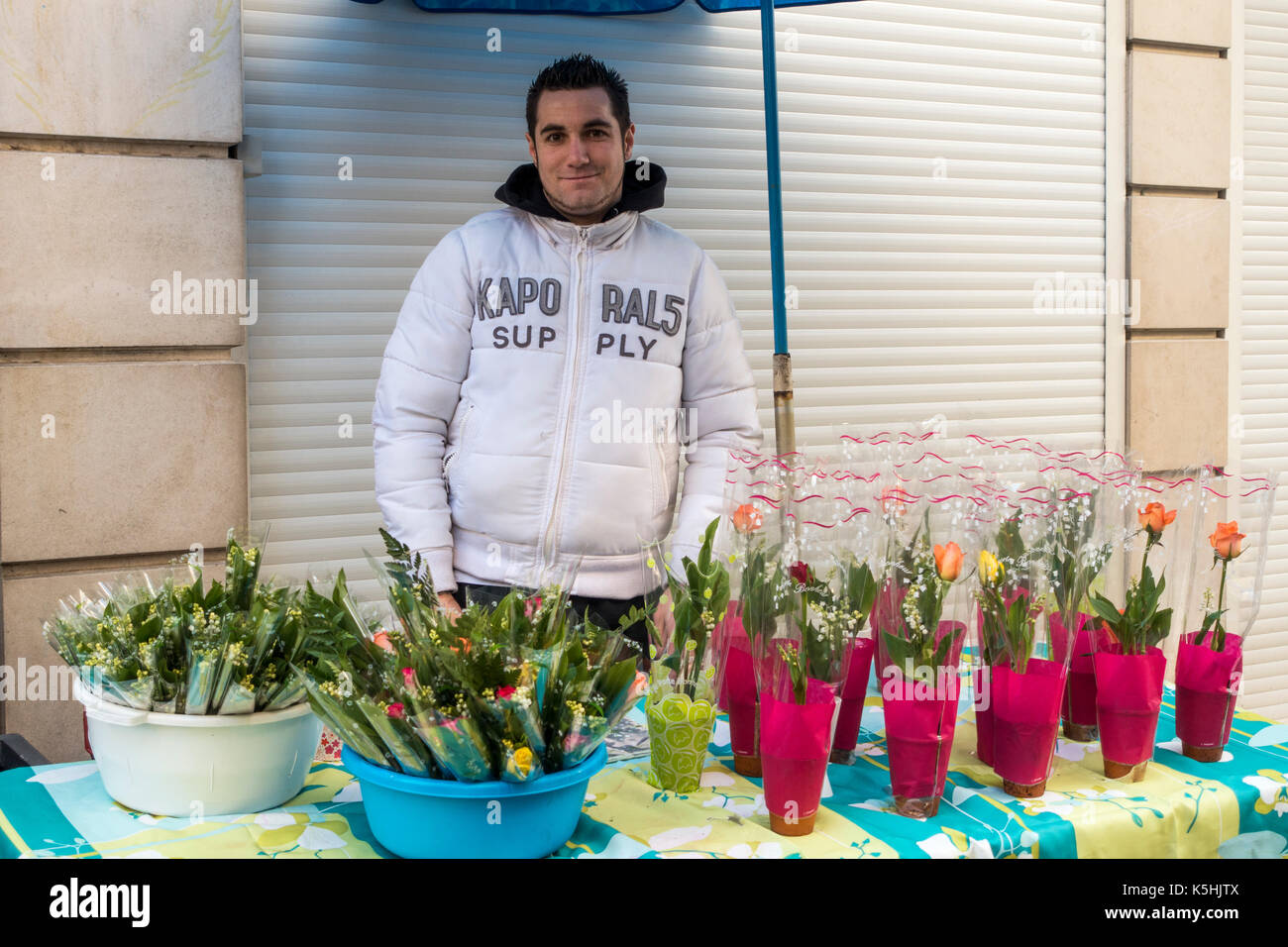 Man selling flowers on street hi-res stock photography and images - Alamy