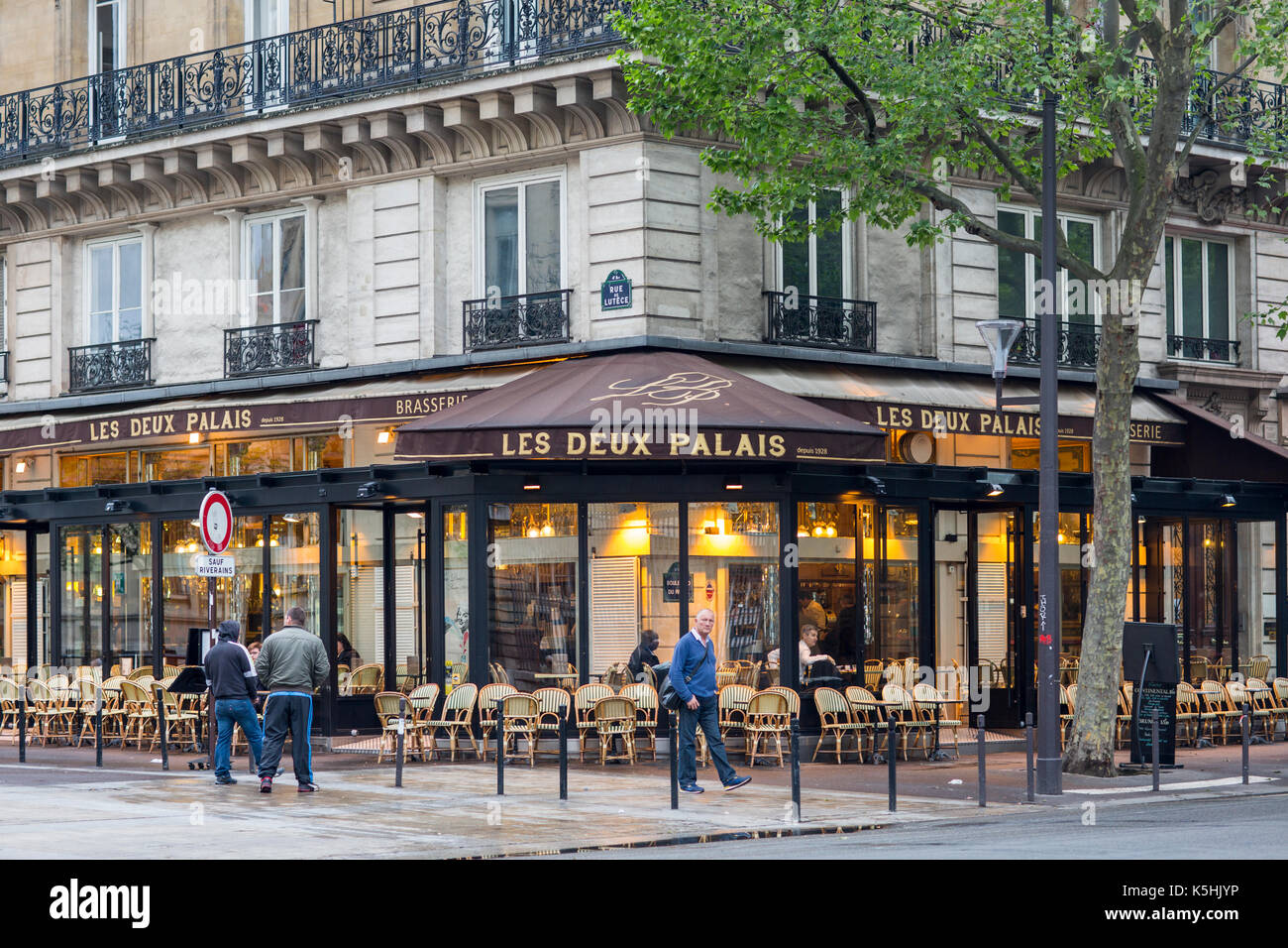 Les Deux Palais restaurant on Île de la Cité, Paris Stock Photo - Alamy