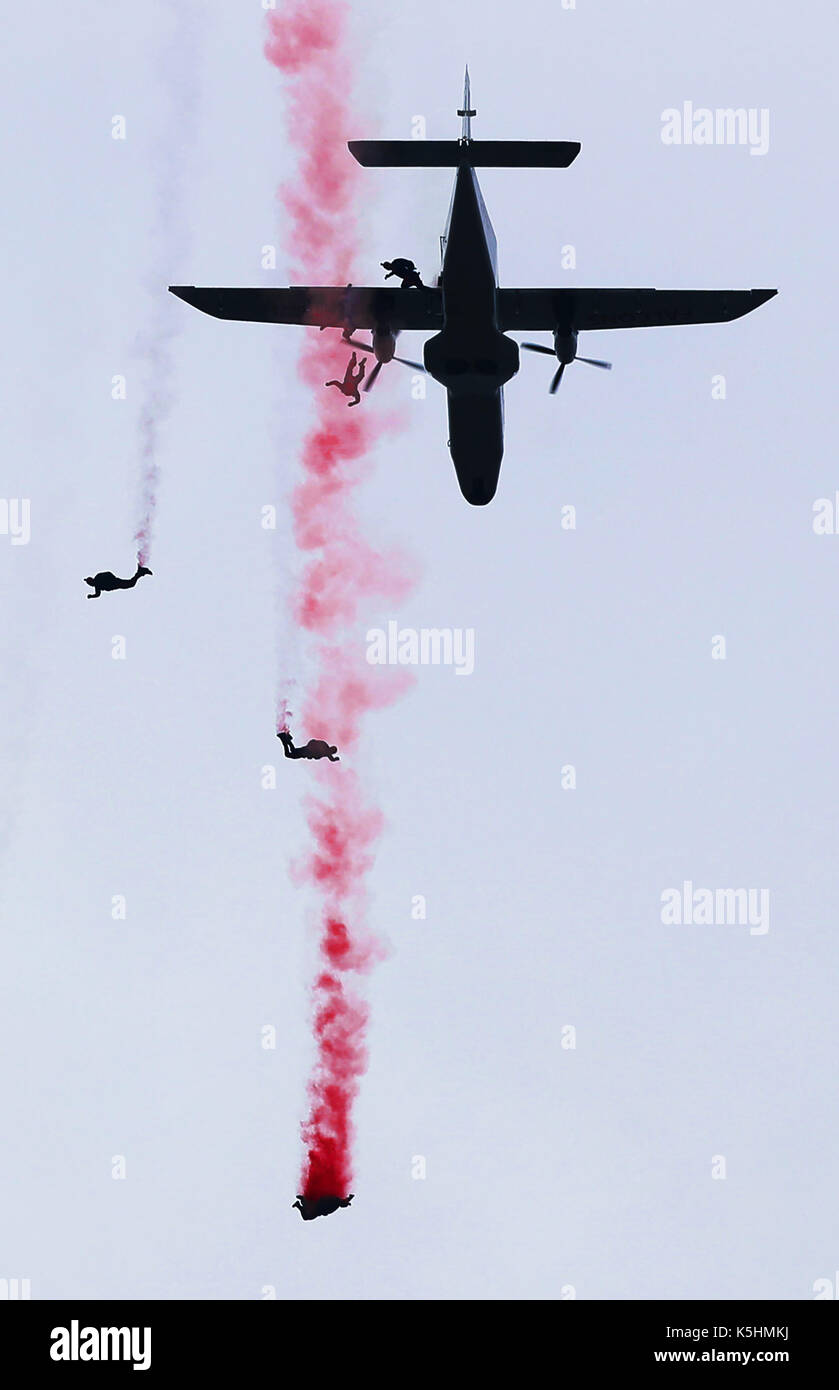 Parachute exit hi-res stock photography and images - Alamy