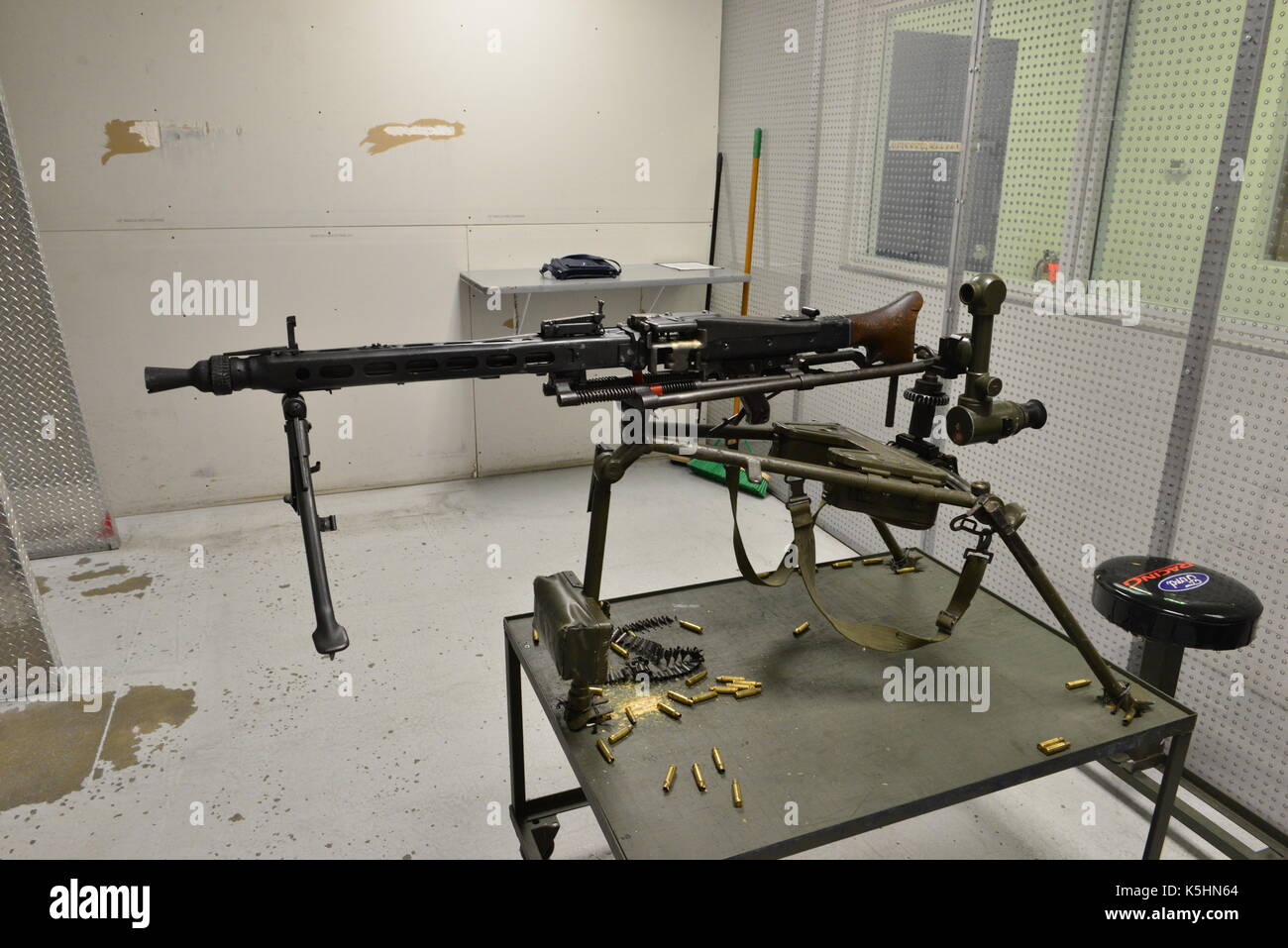 MG-42 Machine gun Stock Photo - Alamy