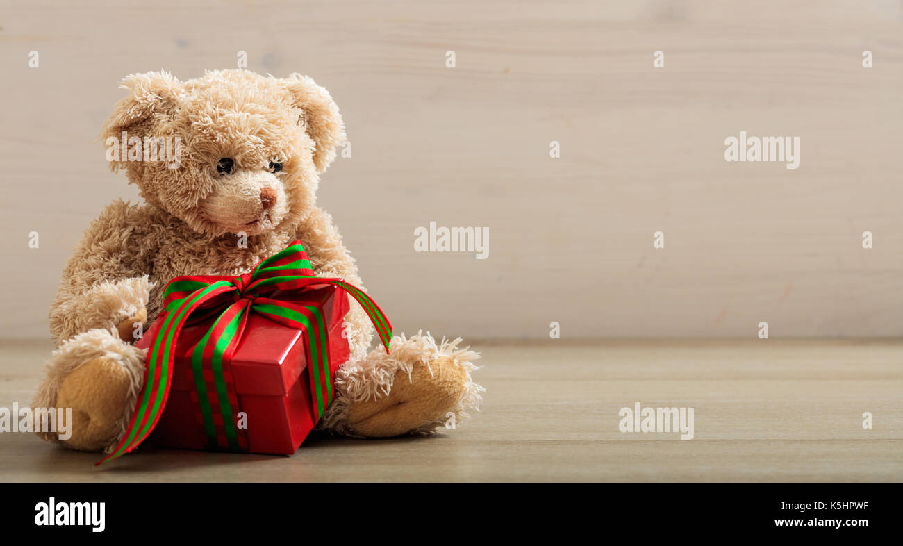 Bear holding present hi-res stock photography and images - Alamy