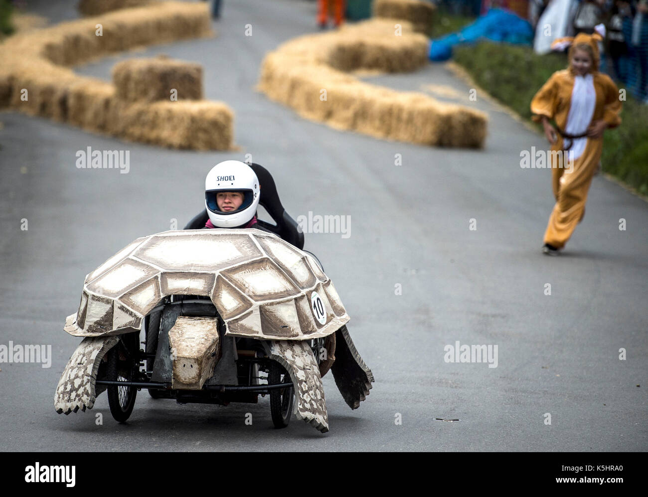 Hare and tortoise race hi-res stock photography and images - Alamy