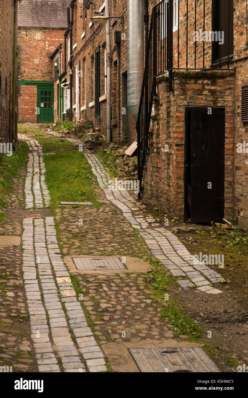 Cobbled tracks in a backstreet alleyway in Thirsk, North Yorkshire ...