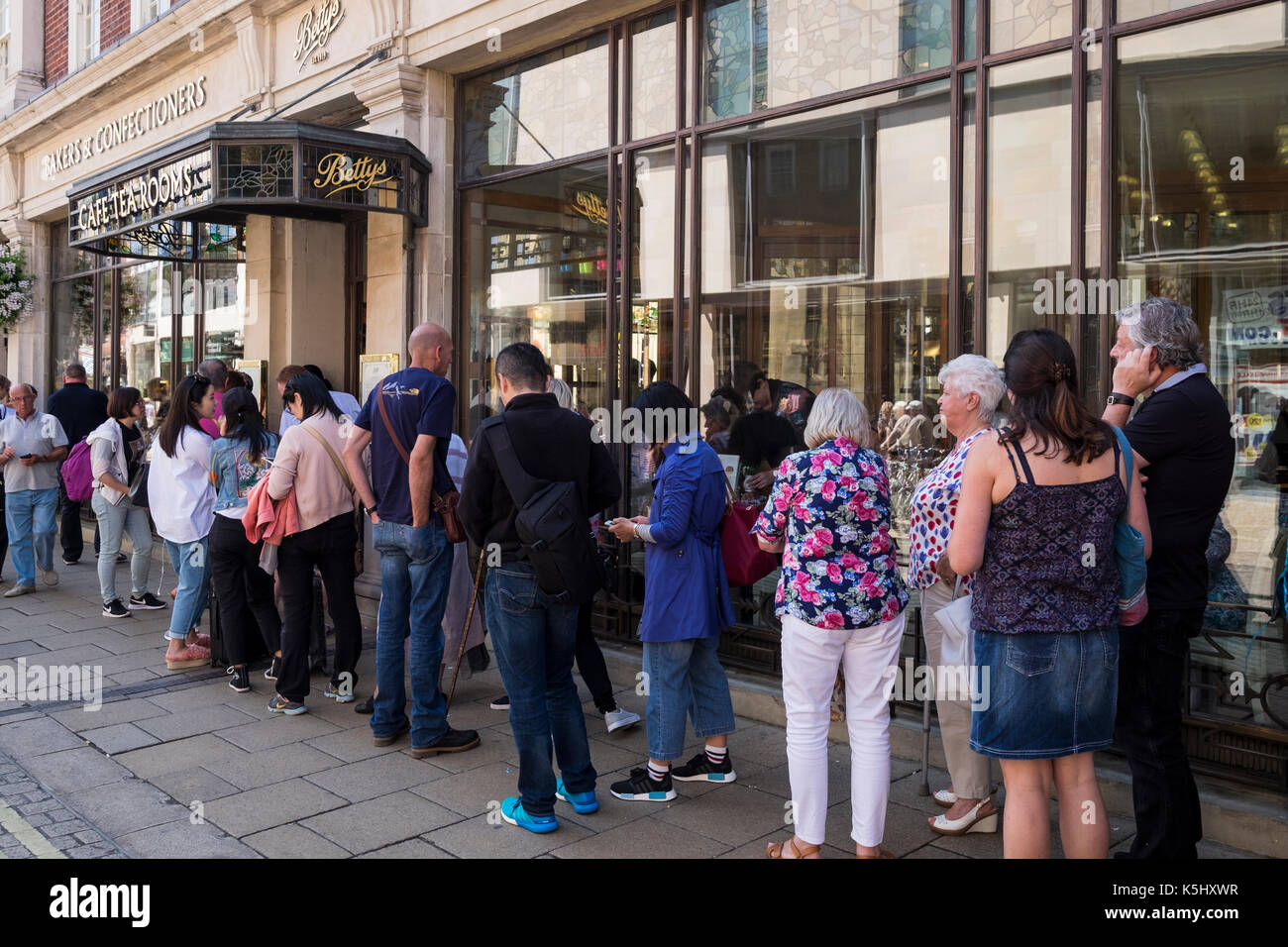 Waiting room queue hi-res stock photography and images - Alamy