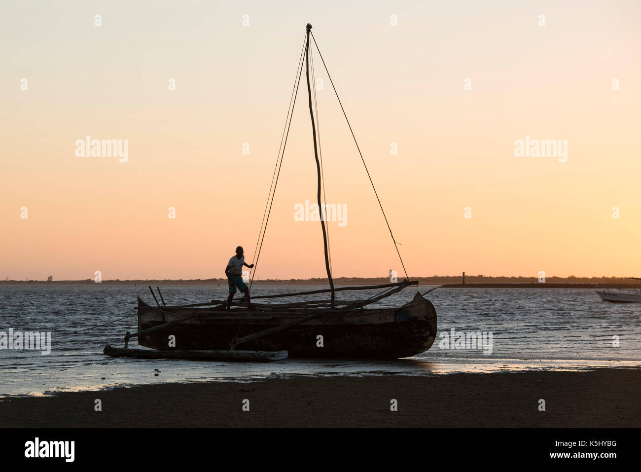 Madagascar boat hi-res stock photography and images - Alamy