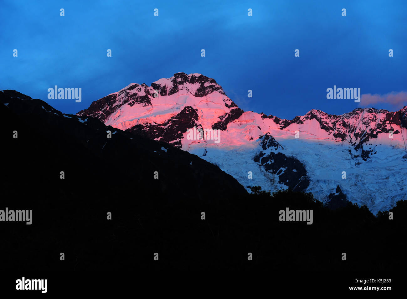 Mt Cook at Sunrise in Mt Cook National Par, South Island, New Zealand ...