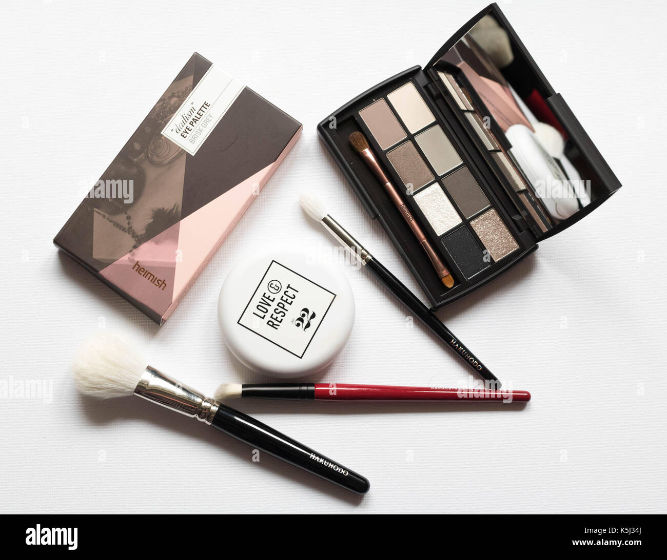 Eyeshadow palette hi-res stock photography and images - Alamy