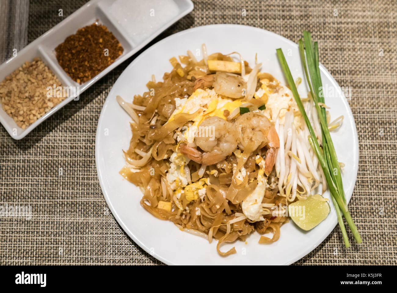 Pad thai, Rice noodle with shrimp Stock Photo - Alamy