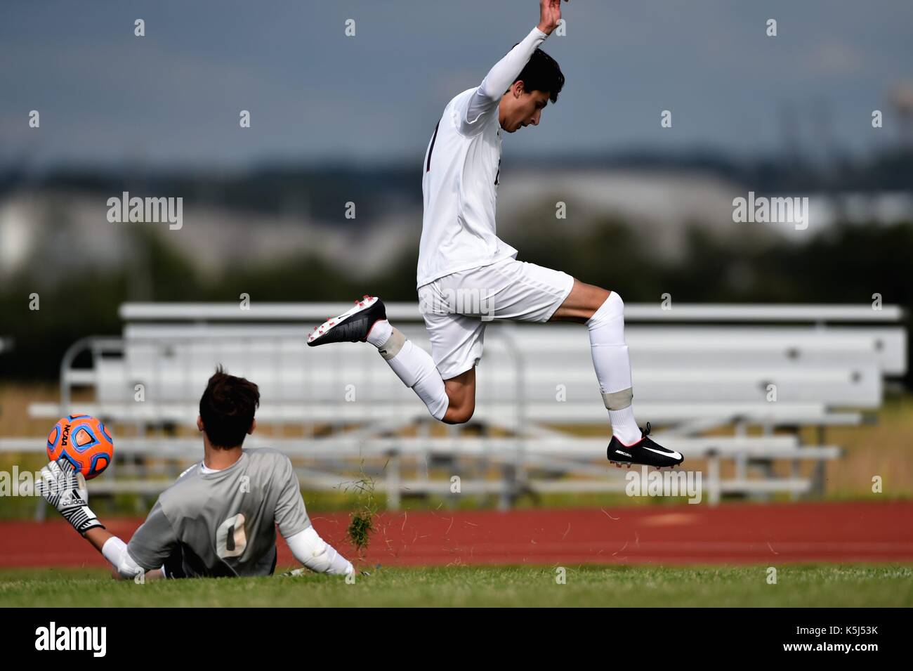 Boys diving competition hi-res stock photography and images - Alamy