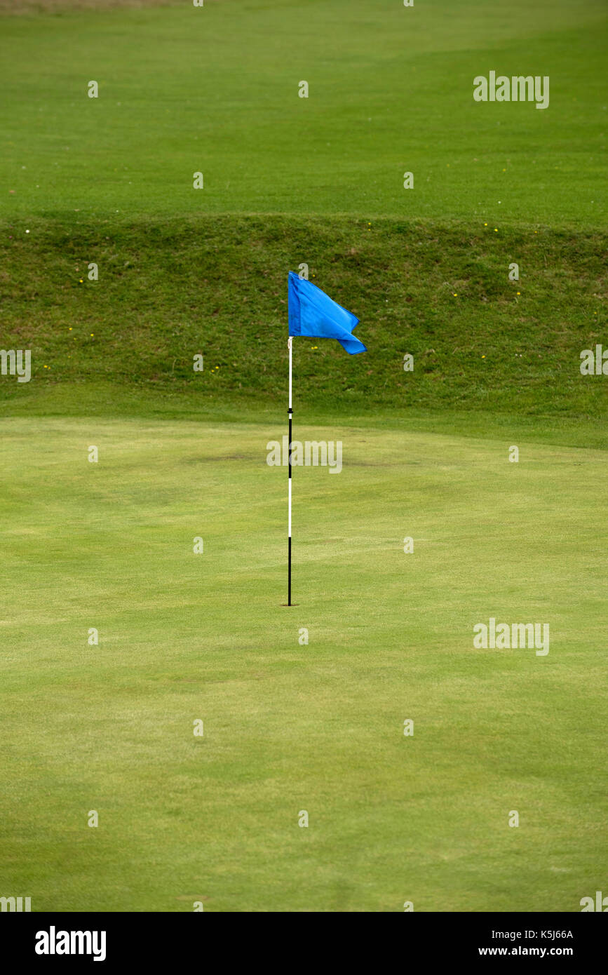 Golf course green flag black hi-res stock photography and images - Alamy