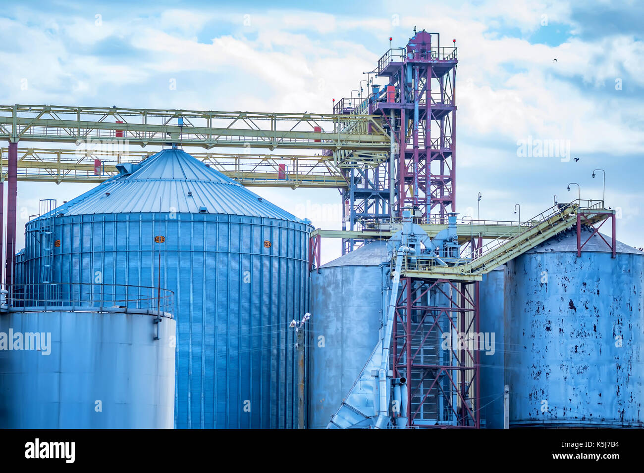 Old grain bin grain silo hi-res stock photography and images - Alamy