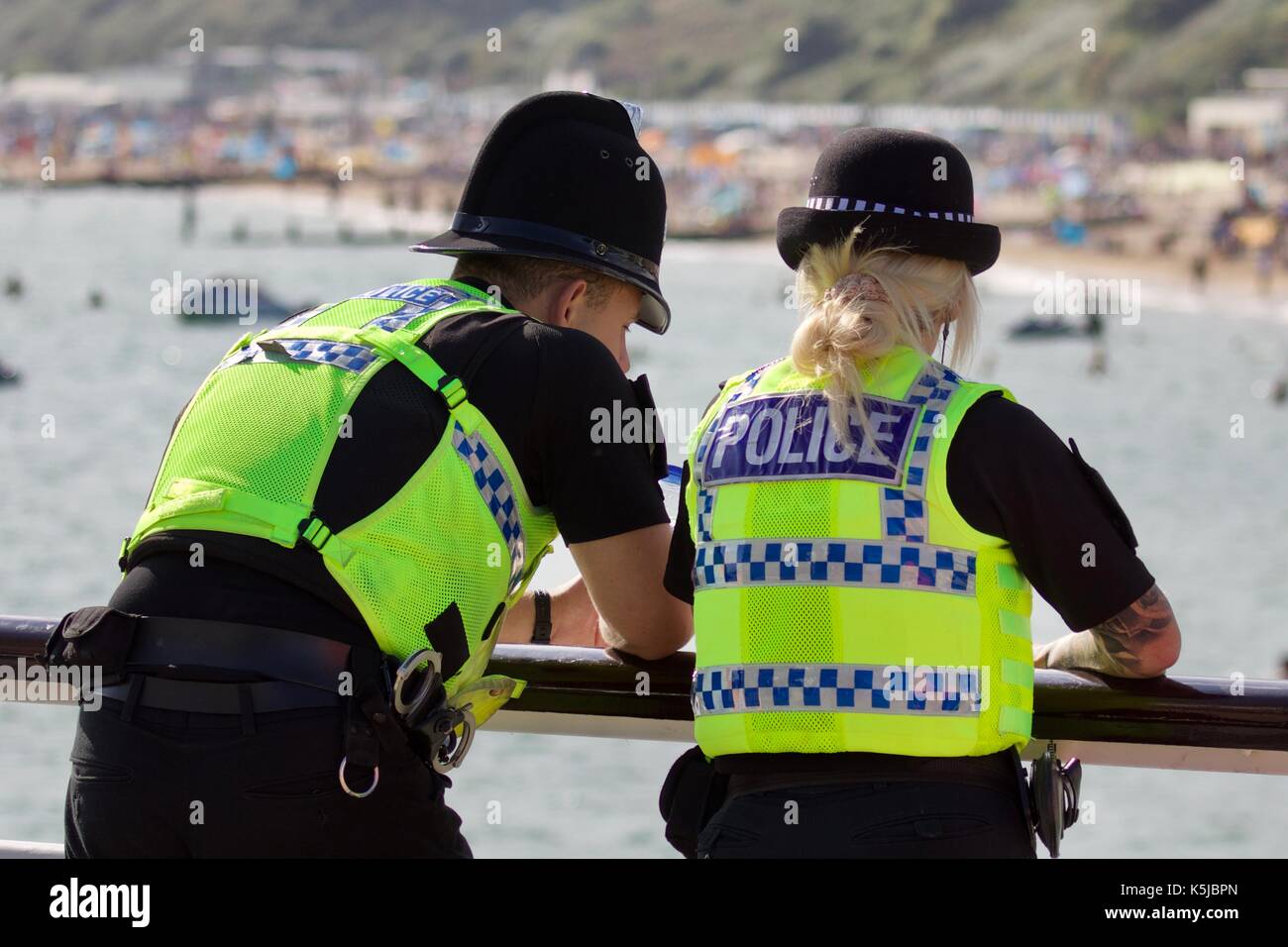 Policeman chatting hi-res stock photography and images - Alamy