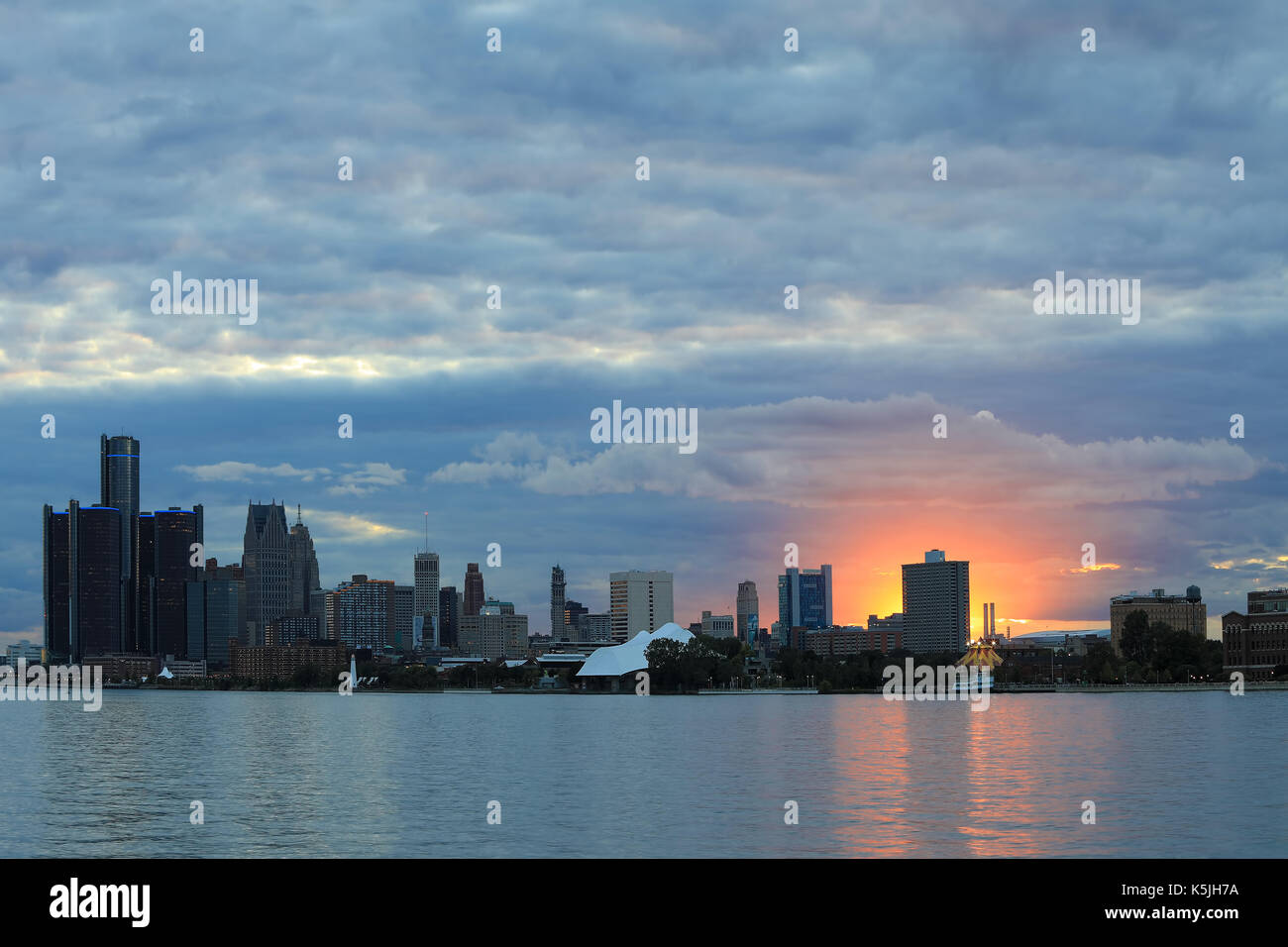 Detroit skyline sunset hi-res stock photography and images - Alamy