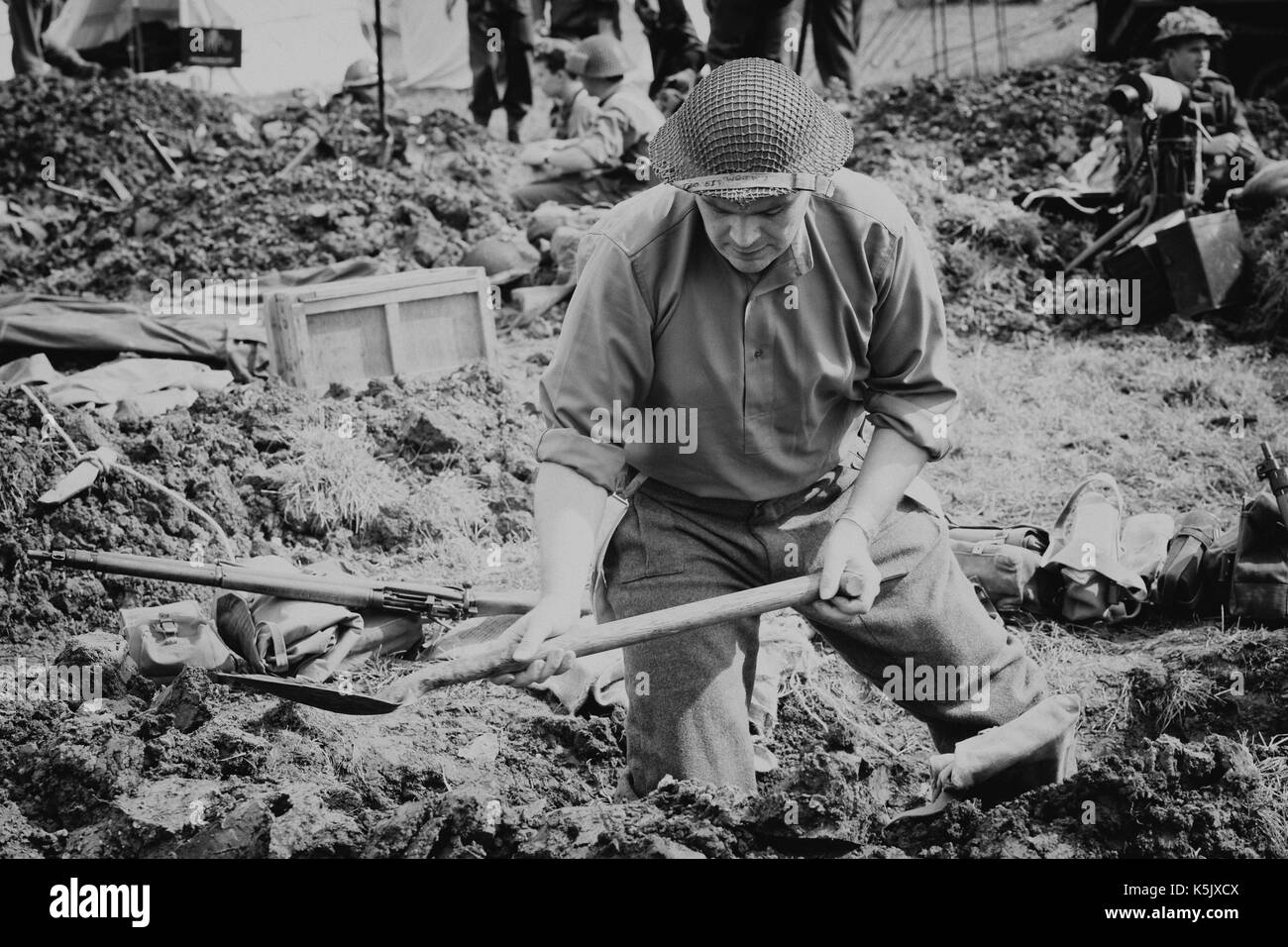 Britsih soldier digging the trenches Stock Photo - Alamy