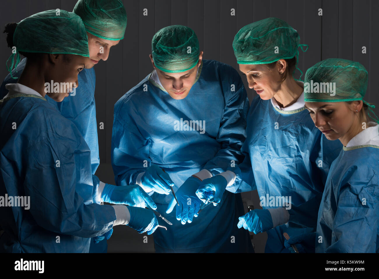 Physician training operating room hi-res stock photography and images ...