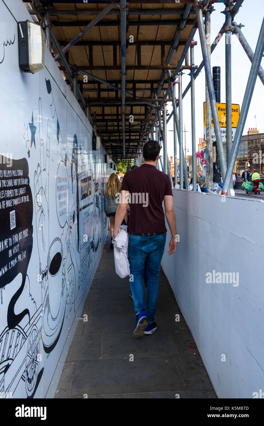 Scaffolding footpath hi-res stock photography and images - Alamy
