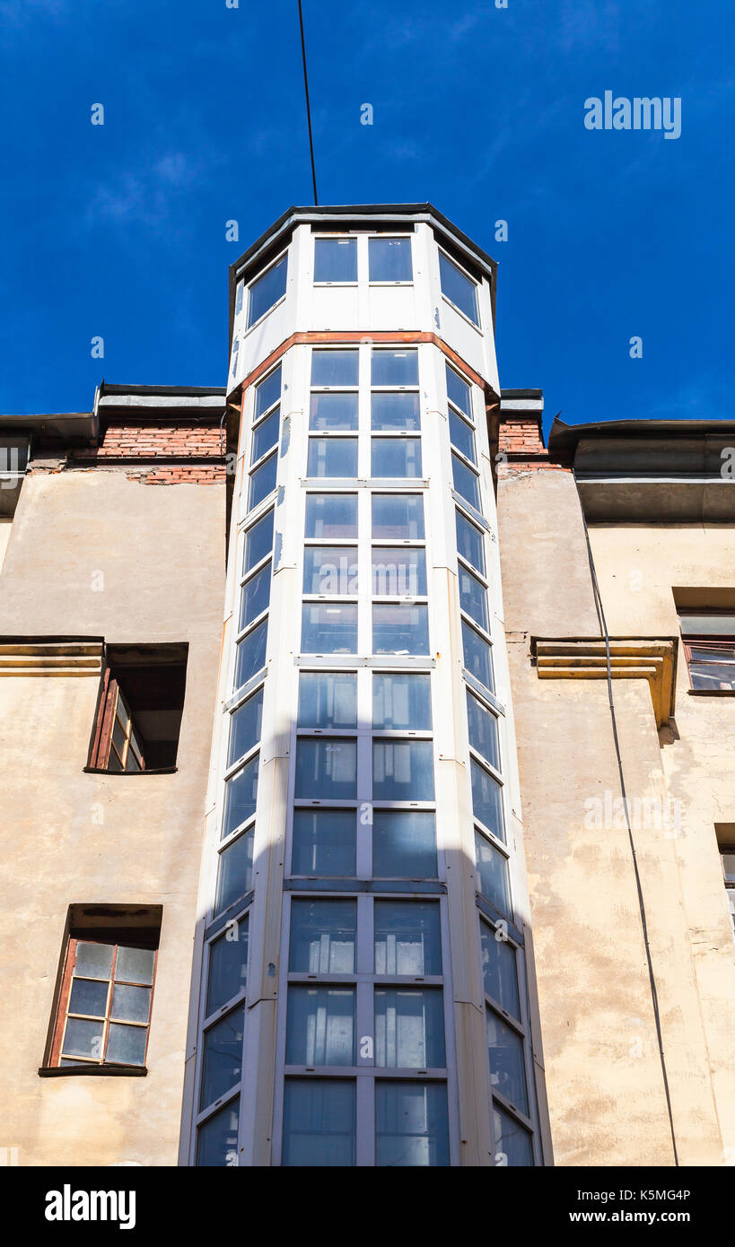 External hoist hi-res stock photography and images - Alamy