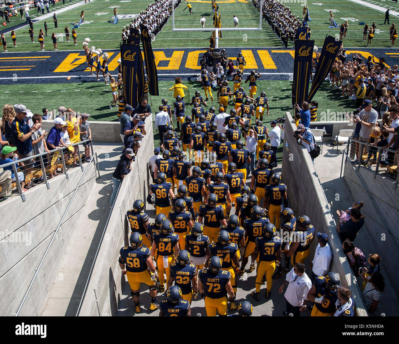California Memorial Stadium. 09th Sep, 2017. U.S.A. Cal Bears coming ...