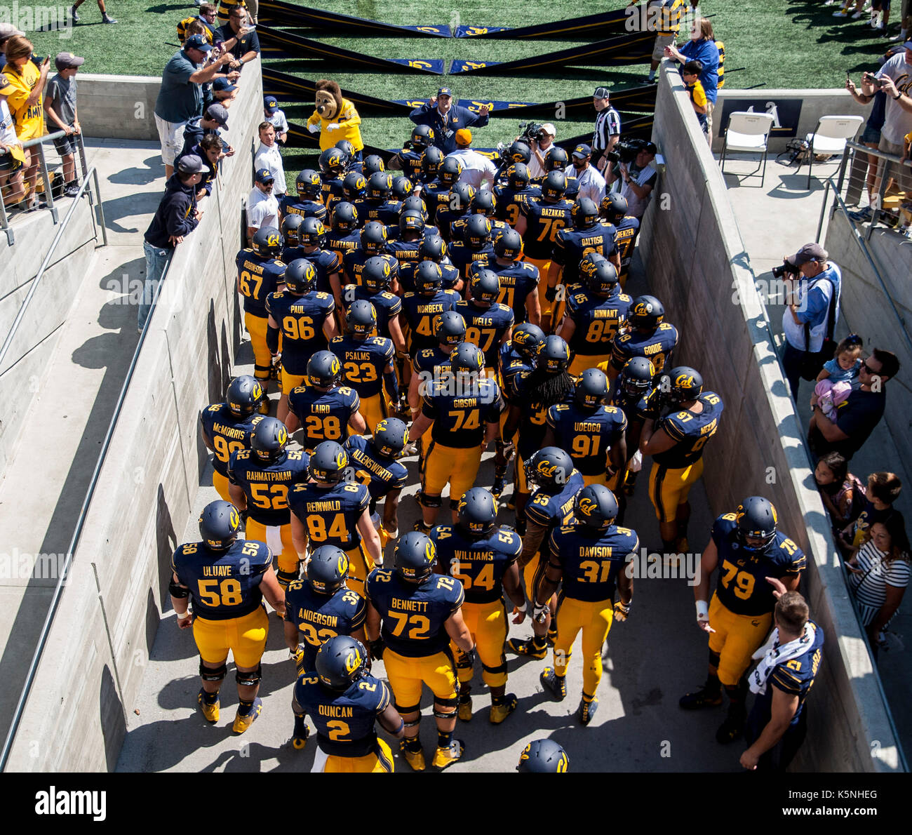 California Memorial Stadium. 09th Sep, 2017. U.S.A. Cal Bears coming ...