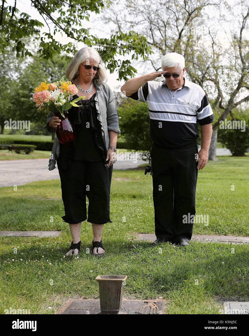 Chicago, USA. 18th Aug, 2017. Gail Cooper Baumgartner-Brown (L) and her ...