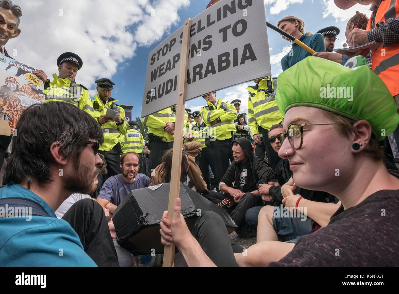 Linked arms protest hi-res stock photography and images - Alamy