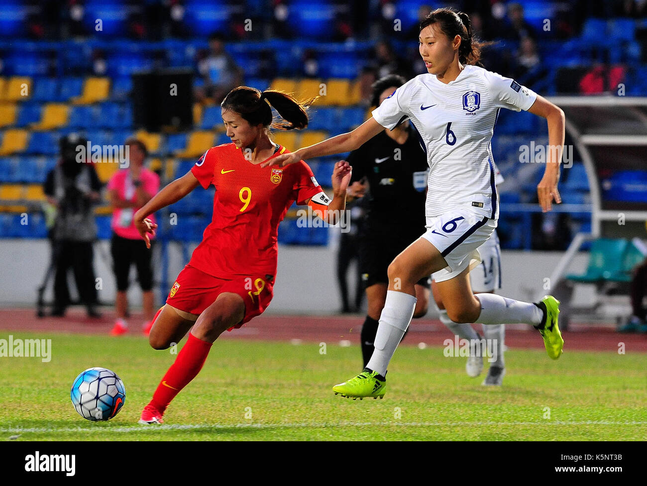Chonburi, Thainland. 10th Sep, 2017. Shen Mengyu (L) of China vies with ...