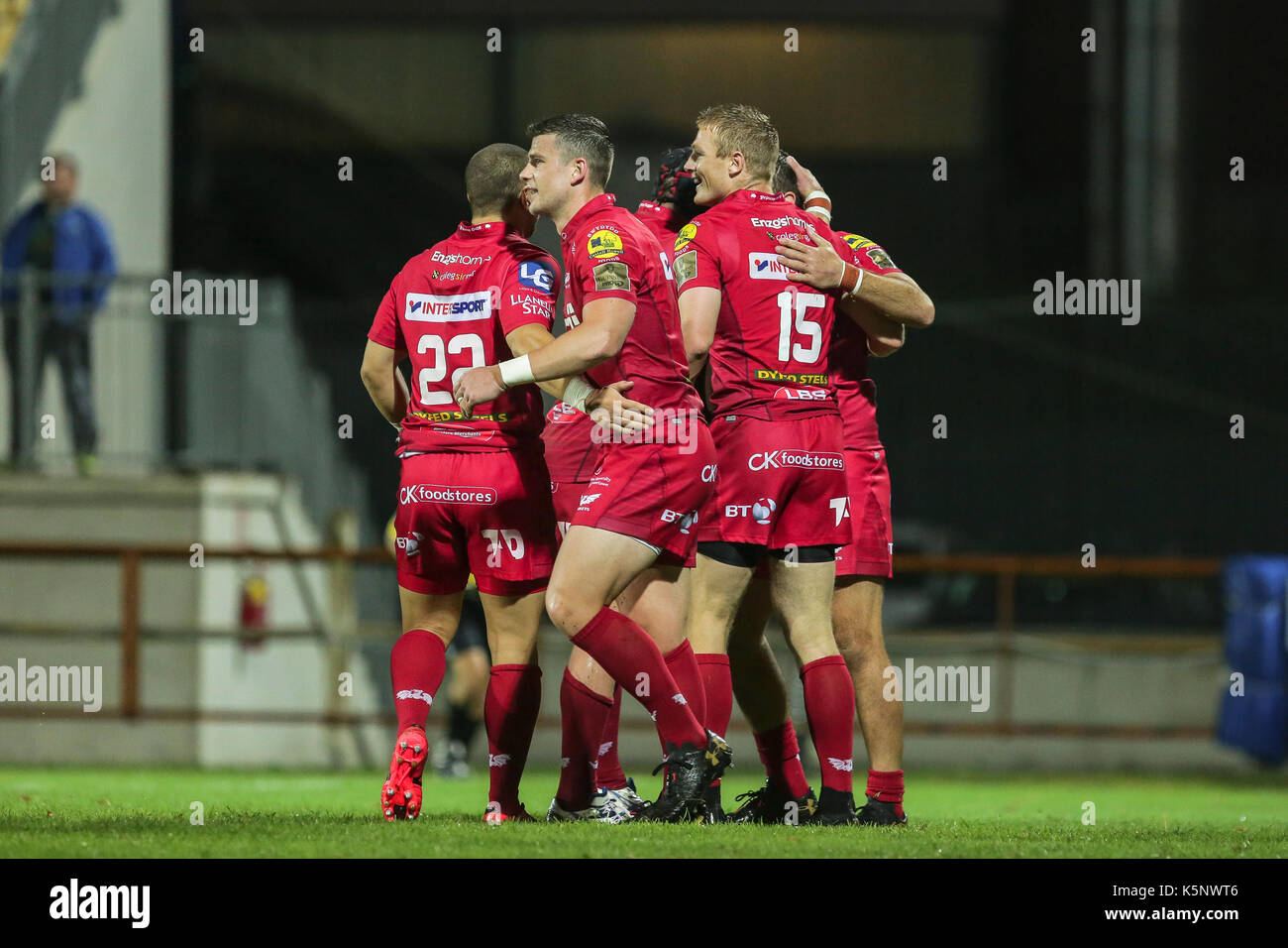 Scarlets hi-res stock photography and images - Alamy