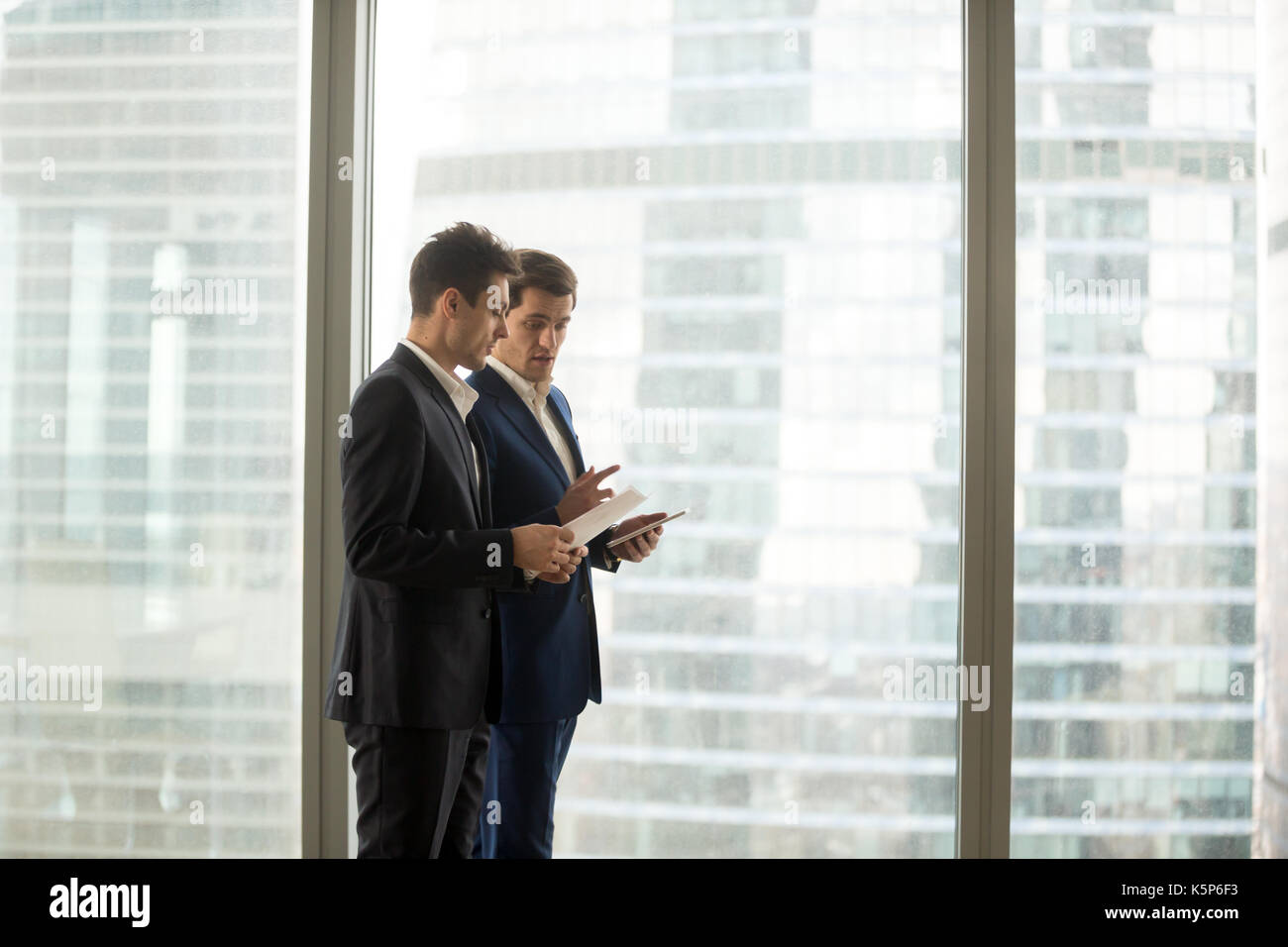 Boss giving instructions to company employee Stock Photo - Alamy