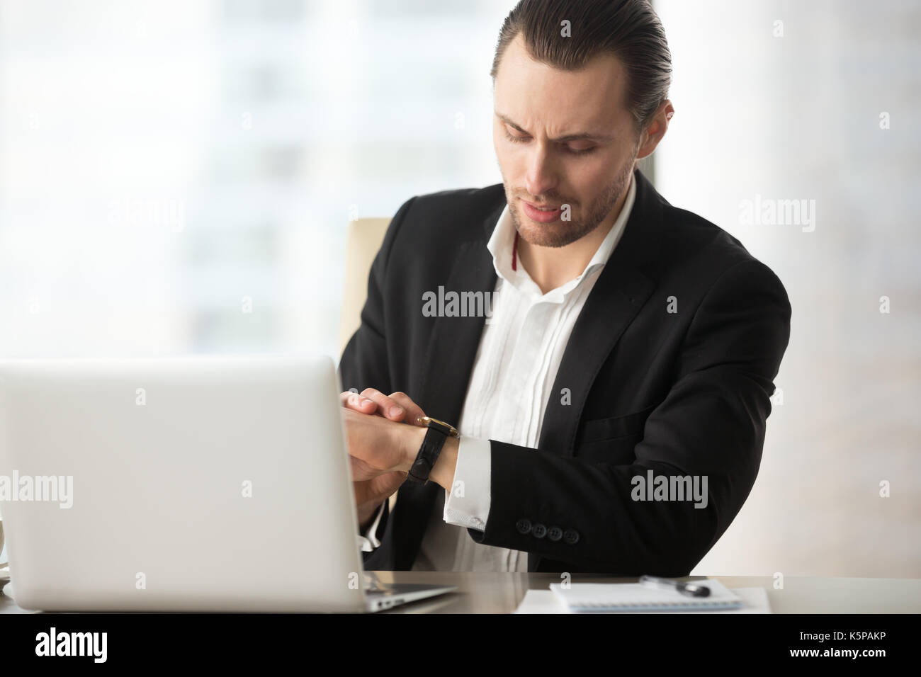 Looking bored in office clock hi-res stock photography and images - Alamy